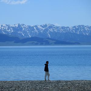 左手指天的抖音 - 抖音